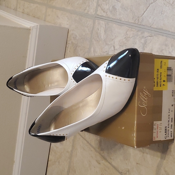 Selby | Shoes | Selby Comfort Flex Gabby White Black Gold 2 Inch Heels ...